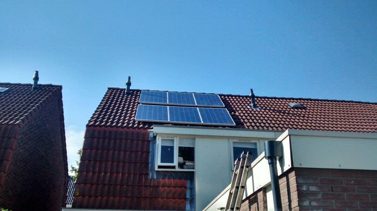 Zelf zonnepanelen installeren, in een dag - Nieuws & informatie over ... Zelf zonnepanelen installeren, in een dag - Nieuws & informatie over ...